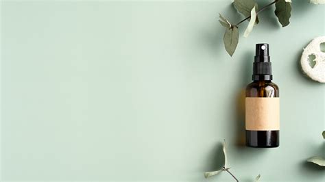 호박색 유리 화장품 병 수세미 유칼립투스 잎을 녹색 배경에 바디 스프레이 Spa 천연 유기농 미용 제품 포장 디자인 브랜딩 뷰티 살롱 배너 모형 플랫 레이 상단 보기 분무에