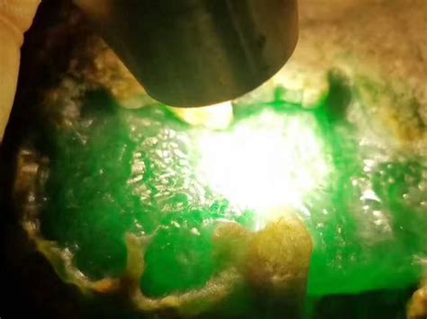 一塊不起眼的小石頭，開窗後竟是如此漂亮的翡翠原石 每日頭條