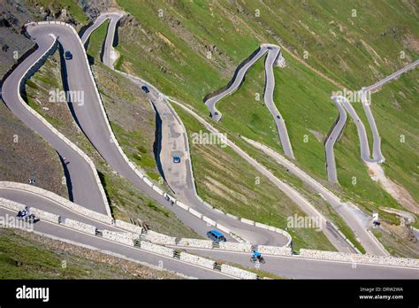 Autos Auf Der Stelvio Pass Passo Dello Stelvio Stilfser Joch Auf Der