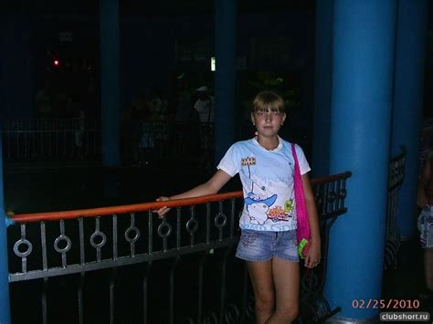 Ночное фото девочки в джинсовых шортиках » Шорты фото