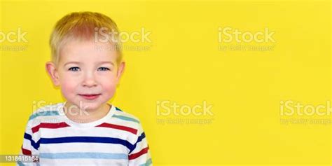 색상 배경에 행복 미소 어린 소년 노란 배경에 아름다운 유럽 소년의 초상화 2 세 텍스트공간을 복사합니다 미소에 대한 스톡 사진