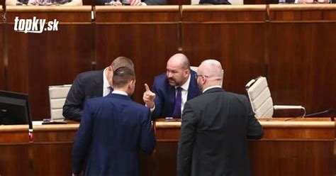 Parlament rokuje o termíne predčasných volieb Šancu na úspech má