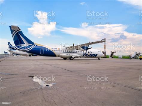 헨리 코안다 국제 공항 오토피공항 활주로에 있는 Yratk Tarom Atr 72 비행기 Atr 72에 대한 스톡 사진 및 기타
