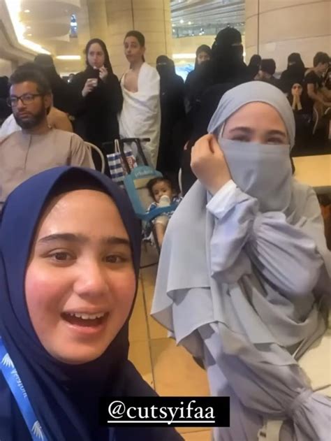8 Potret Tissa Biani Gunakan Hijab Saat Umrah Bareng Keluarga Didoakan