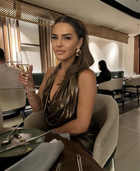 Ariana Fejzullahu Del Në Kafiq Me Fustan Të Dasmave