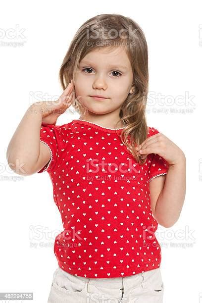 귀여운 학년기 전 여자아이 화이트 귀여운에 대한 스톡 사진 및 기타 이미지 귀여운 몸짓 미소 Istock