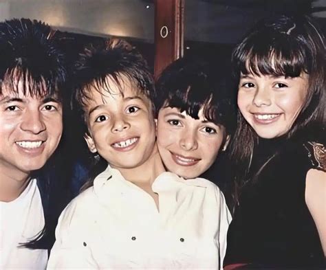 Qual é A Profissão Da Mãe De Sandy Noely é Uma Empresária E Demonstra Talento Na Música O Segredo