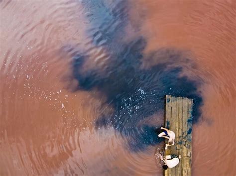 Vista Aérea Desde Un Dron Sobre Personas Que Se Bañan En Agua Sucia