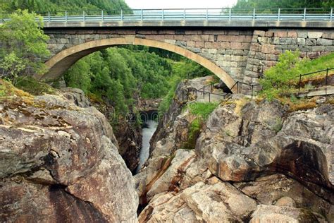 Sikt Av Den Dorgefoss Vattenfallet I Sirdal Norge Fotografering för
