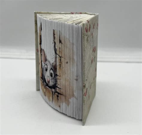 Peaking Mouse Mini Bonus Fore Edge Photo Strip Book Fold Pattern