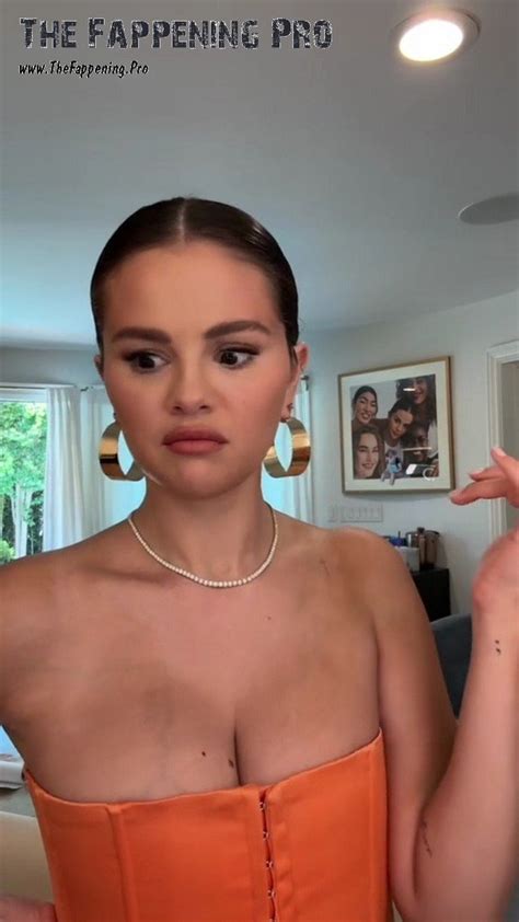 Selena Gomez Expsoed Her Boobs Before Single Soon Premiere 9 Photos