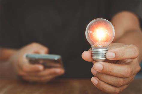 Close Up Tangan Memegang Bola Lampu Menyala Ide Inovasi Dan Konsep