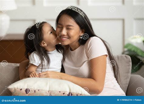 Kleine Aziatische Dochter Kisses Op Jonge Wang Stock Foto Image Of