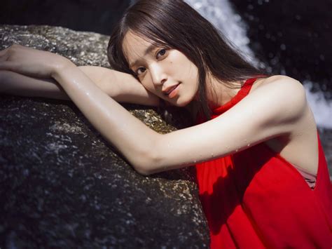 日向坂46・佐々木久美、自然感じる艶やかな赤ワンピカット 1st写真集先行カット第5弾公開 エンタメ ニュース ｜クランクイン！