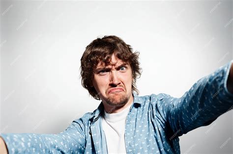 Beau Jeune Homme Tenant La Caméra Et Prenant Selfie Photo Gratuite