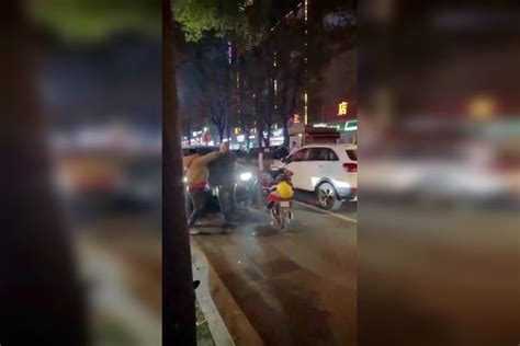 大爷酒后骑电瓶车，竟遭宝马逆行“挑衅”？女子举动引网友热议
