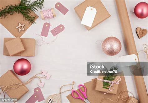 창의적인 취미 이랑입니다 내용 Diy 크리스마스 수 제 인사말 카드 장식입니다 크리스마스 선물 포장의 과정 0명에 대한 스톡 사진 및 기타 이미지 Istock