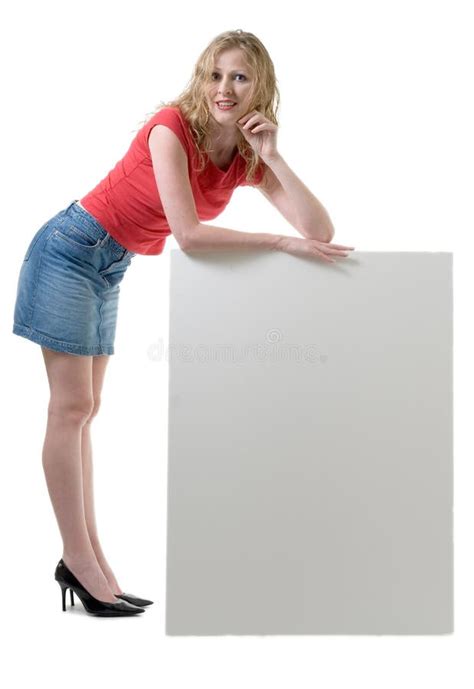 Mujer Que Se Inclina En Muestra En Blanco Imagen De Archivo Imagen De