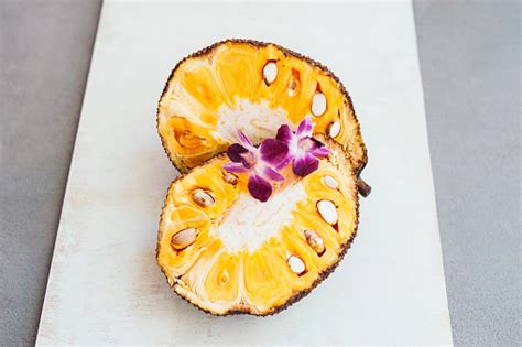 신선한 잘 익은 잭 프루트 보라색 난초와 열 대 과일 잭 프루트 세그먼트 먹을 준비가 유기농 식품 흰색 배경입니다 건강 한 식습관 개념 0명에 대한 스톡 사진 및 기타