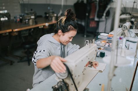 대학 워크샵에서 의류 프로젝트를수행하는 아시아 중국 여성 패션 대학생 18 19세에 대한 스톡 사진 및 기타 이미지 18 19세 결심 고급 의상 Istock