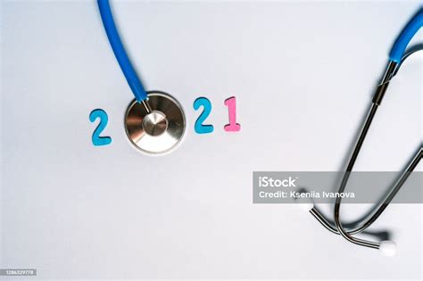 파란색 배경에 숫자 2021청기 달력의 건강 및 의료 배너 또는 표지에 대한 크리스마스 창의적인 아이디어 0명에 대한 스톡 사진