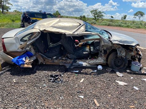 Passageira morre após motorista ter mal súbito e bater carro contra
