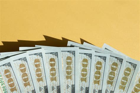 노란색과 파란색 배경에 100 달러의 10 지폐 개념 사진 미국 통화의 최소한의 디자인 0명에 대한 스톡 사진 및 기타 이미지