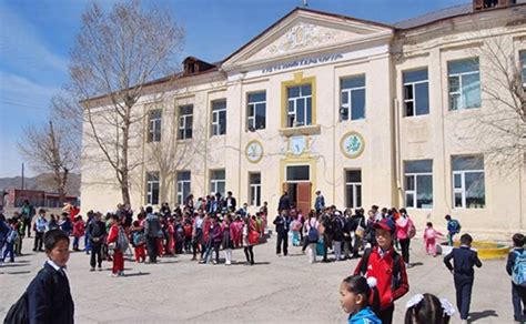 Иргэдийн төлөөлөгч А Отгонбаатар сурагчдад нэн шаардлагатай номыг гардууллаа