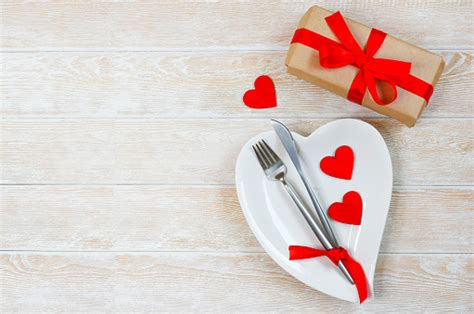 발렌타인 데이 테이블 설정 평면 누워 사랑 흰색 세라믹 플레이트 모양 심장 축제 장식 포크와 칼과 레드 에코 친화적 인 제로