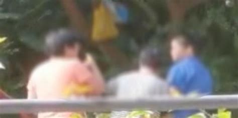 女子遛狗不牽繩，被人勸告後不聽反踢打對方 每日頭條