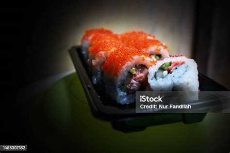 초밥은 해산물 고기 날 야채 또는 조리 된 야채의 형태로 반찬으로 형성된 쌀로 구성된 일본 음식입니다 0명에 대한 스톡 사진 및 기타 이미지 Istock