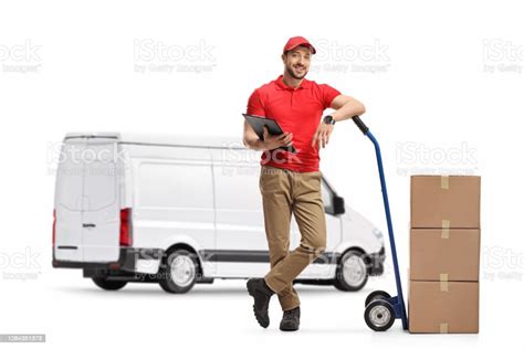 흰색 밴 앞에 서있는 손 트럭에 골판지 상자를 가진 배달 남자 교통수단에 대한 스톡 사진 및 기타 이미지 교통수단 남성 남자 Istock