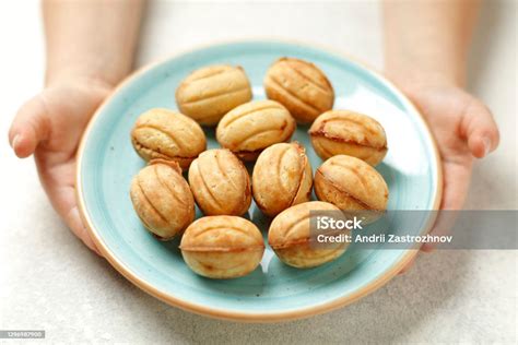 러시아의 국가 과자 응축 우유 견과류 수제 새해 제과 흰색으로 분리 0명에 대한 스톡 사진 및 기타 이미지 0명 견과