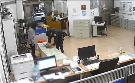 1歲嬰餵奶突休克 母抱子派出所求助警cpr救命 社會 三立新聞網 Setncom