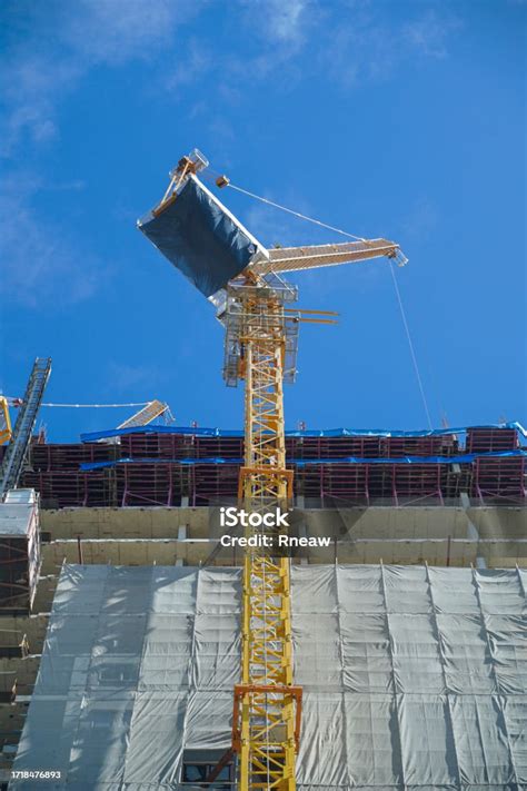 建設現場の背景巻き上げクレーンと新しい高層ビル産業の背景青空を背景に建築現場作業 アパートのストックフォトや画像を多数ご用意 アパート