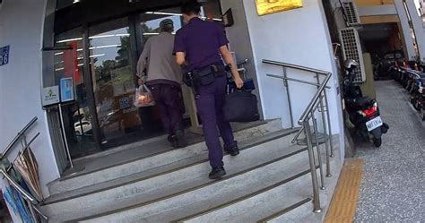 老翁呆坐土地公廟呢喃自語 引來穿制服的土地公指引回家路 17news民生好報