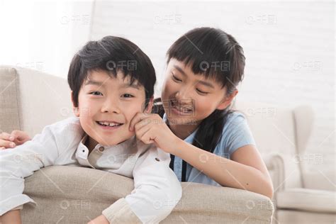 姐弟高清图片 快乐的姐弟 人像图片免费下载格式5472像素编号65890431 千图网