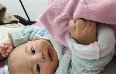 家长们，别再扶腋下提宝宝站立了！这可能毁了孩子的骨骼发育！