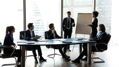 회의에서 플립 차트 프리젠 테이션을주는 두 가지 다양한 코치 멘토 경영자에 대한 스톡 사진 및 기타 이미지 경영자 리더십 교육 강좌 Istock