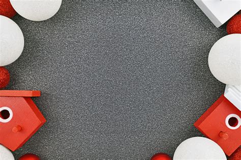 붉은 나무 Hause의 모양과 반짝이 어두운 검은 복사 공간 주위에 국경을 형성 하는 흰색 Baubles의 모양에 나무 장식품