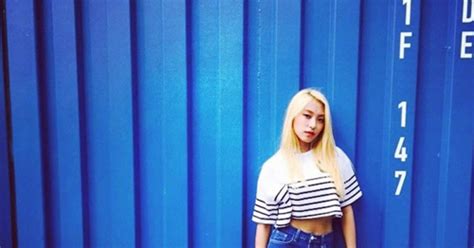 씨스타 보라 크롭티 안으로 보이는 일자 복근 명품 몸매