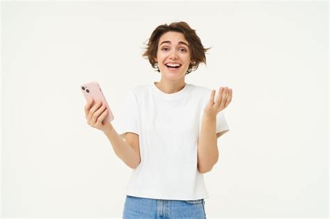 Технологии и люди счастливая брюнетка с мобильным телефоном улыбается и