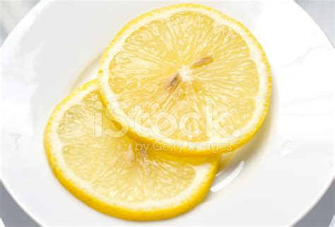 접시에 노란색 레몬 슬라이스 스톡 사진 Freeimages