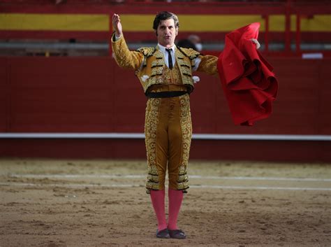 Meet Female Matador Lea Vicens Whos Fighting For The Sport Of Bullfighting As Spaniards Turn