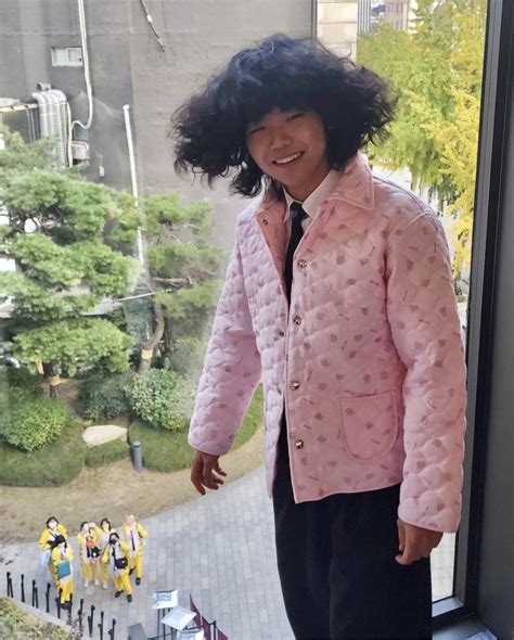 선량한 시민 On Twitter 어제 출근길 구경하다가 몬스타엑스 채형원 님 봤는데 진짜 얼굴 너무 작고 어깨 너무 넓고 덩치도 냉장고만해서 너무 놀랐음