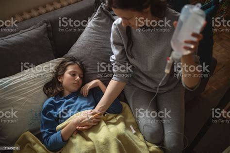 소년 거짓말 아픈 에 소파 과 그의 어머니 복용 돌보는 용 그를 가정 생활에 대한 스톡 사진 및 기타 이미지 가정 생활