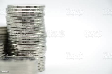 돈 재정 및 저장 하는 개념입니다 흰색 바탕에 은색 동전의 3 스택 닫습니다 개념에 대한 스톡 사진 및 기타 이미지 개념
