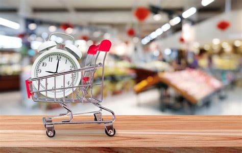 スーパーの値引き時間はいつ？半額シール貼り替えのタイミング、狙い目の日も調査｜shufooプラス