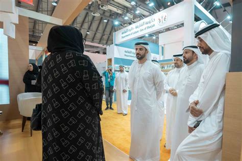سلطان بن أحمد القاسمي يتفقد جناح هيئة الشارقة للإذاعة والتلفزيون في