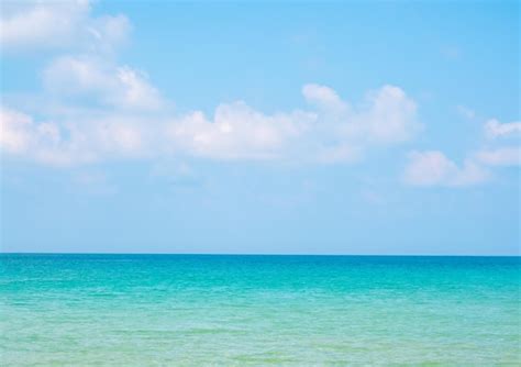 Fondo de paisaje marino brillante en un día soleado fondo de verano con escena tropical agua de